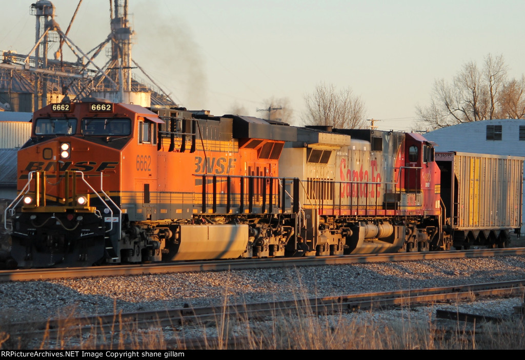 BNSF 6662 and BNSF 693 work the local.